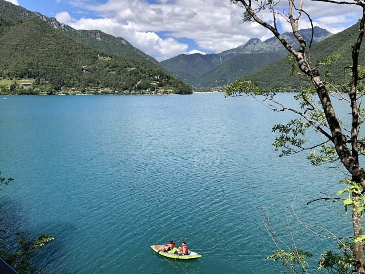 In spiaggia sul Lago di Ledro - Il Trentino dei Bambini